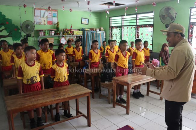 Pj. Wali Kota Kupang Gelar Kunjungan Di 2 SD, Ini Pesan Linus Lusi ...
